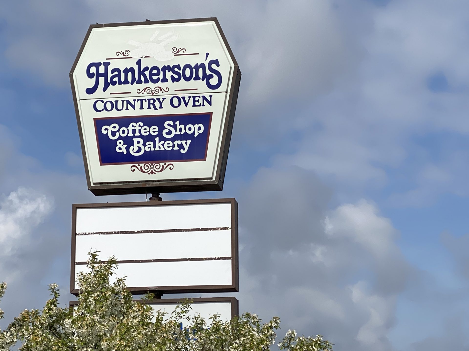 REAL ESTATE | Hankerson's Country Oven Bakery in West Bend, WI, has closed